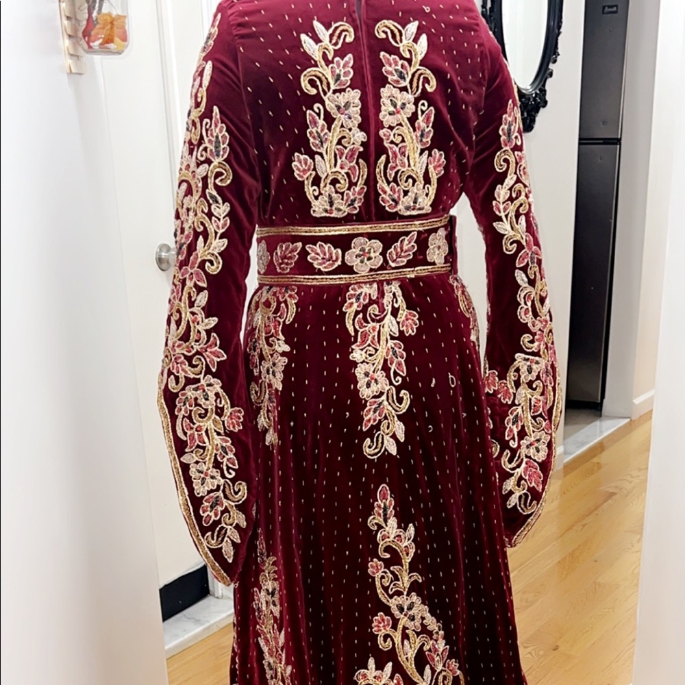 A Traditional Thob (Arabian Dress) With A Tail From T… - Gem